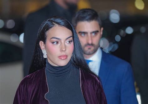 عکس استایل متفاوت جورجینا و خواهرش برای یک خرید خانوادگی در عربستان خبرآنلاین