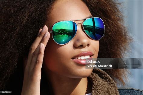 선글라스를 쓰고 야외에서 포즈를 취하고 캐주얼한 옷을 입고 짧은 볼륨감 있는 머리를 한 젊은 아프리카계 미국인 소녀 선글라스에 대한 스톡 사진 및 기타 이미지 Istock