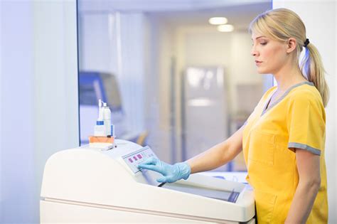 현대 장비를 사용하여 의료 샘플로 의료 실험실 작업 테스트에서 여성 의사 분석을위한 실험실 의료 장비 의료 기기 코로나 바이러스