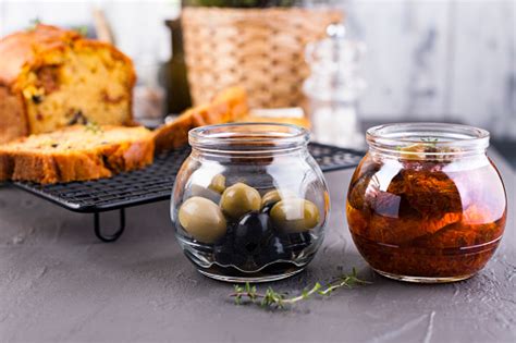 단지에 올리브 기름에 태양 건조 토마토 전통적인 홈 베이킹에 대 한 성분입니다 텍스트에 대 한 여유 공간입니다 가지 채소에 대한 스톡 사진 및 기타 이미지 Istock