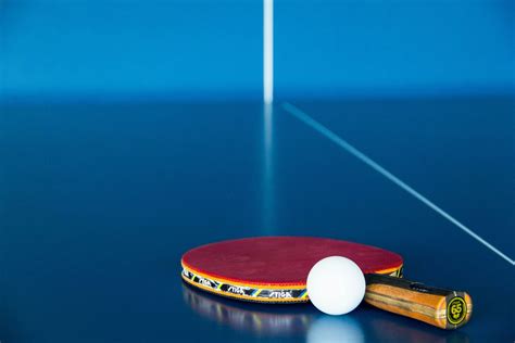 Table Tennis Paddle And Ball Resting On The Table Creative Commons Bilder
