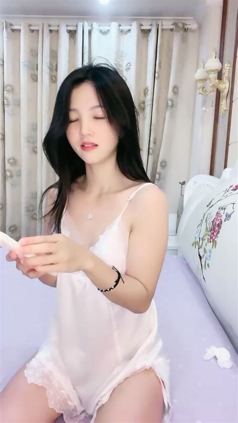 强烈推荐超甜美良家少妇型性感睡衣喜欢玩诱惑吊带黑丝美腿翘起猛扣骚逼太骚了看的观众流鼻血
