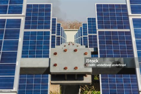 태양 전지 패널 대체 전기 소스지속 가능한 자원의 개념 이것은 원래 보다 더 전기를 생성 할 수 있는 새로운 시스템입니다 이것은 태양 추적 시스템 건설 산업에 대한 스톡