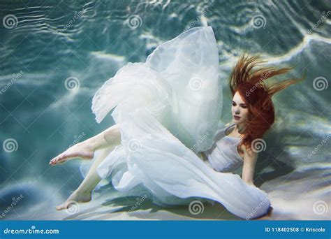 Muchacha Subacu Tica Mujer Pelirroja Hermosa En Un Vestido Blanco Nadando Debajo Del Agua Foto