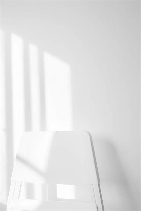 실내 가구 가벼운 고요한 고요함 관념적인 구성 균형 그림자 기하학 깨끗한 단순함 대조 디자인 미니멀리스트 벽 비주얼 빈 사무실 수평선