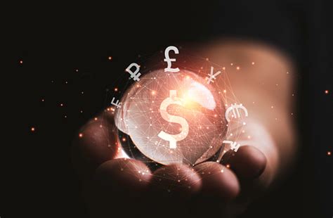 국제 통화 기호가 있는 지폐에 크리스탈 세계를 들고 있는 손에는 달러 엔 위안 유로 파운드 스털링 루블 루피 송금 및 외환 교환 개념이 포함됩니다 개념에 대한 스톡 사진 및