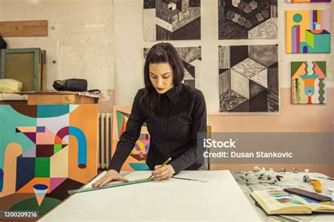 아트 스튜디오에서 그녀의 프로젝트에 작업하는 예술 학생 화가 예술가에 대한 스톡 사진 및 기타 이미지 화가 예술가 20 29세 공예 Istock