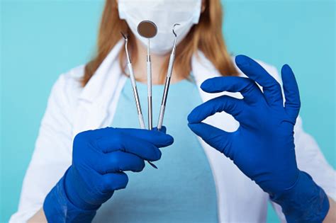 치과 의사 약속 치과 기기 및 치과 위생사 검진 개념 치아 모델 틀니와 진한 회색에 치과 악기 정기적인 검진은 구강 건강에 필수적입니다 강철에 대한 스톡 사진 및 기타