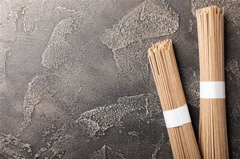 검은색 흰색 바탕에 메밀 페이스트 생면 글루텐 프리 요리의 재료 말린 메밀 메밀 국수 일본 전통 음식 건강에 좋은 음식 복사할 장소 Washoku에 대한 스톡 사진 및 기타