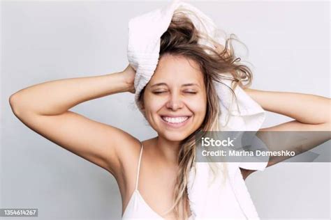 젊은 웃는 여자는 샤워 후 그녀의 머리에 흰색 수건으로 젖은 머리를 건조 털에 대한 스톡 사진 및 기타 이미지 털 헤어