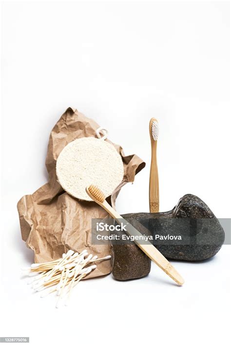 제로 폐기물 목욕 액세서리 천연 미용 제품 과 돌 유행 최소한의 정물 대나무 칫솔 수세미 목욕 스폰지 바위 및 공예 용지 시트의 균형 구성 쓰레기에 대한 스톡 사진 및 기타