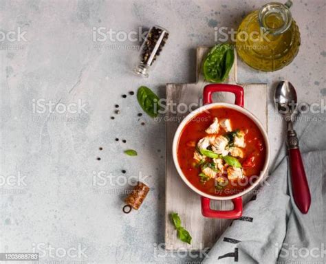 닭고기 야채 바질을 곁들인 따뜻한 토마토 수프 밝은 콘크리트 배경입니다 공간을 복사합니다 맨 위 보기 가을에 대한 스톡 사진 및