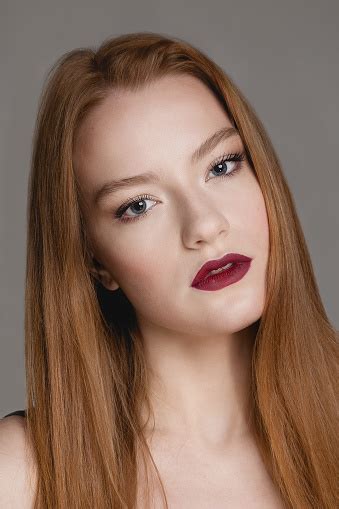 패션 촬영을 위해 스튜디오에서 포즈를 취하는 아름다운 여성의 여성 클로즈업 초상화 생강 헤어 스타일을 가진 소녀 아름다운 사람들과 함께하는 사진 배경이 있는 메이크업 컨셉