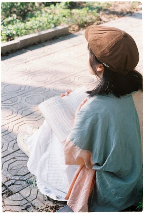 갈색 모자 개인적인 시간 고요한 고요함 공부하다 교육 그림자 긴 머리 깨지다 녹지 독서하는 뒤뜰 뒷모습 라이프스타일 레저 레크리에이션 묵상