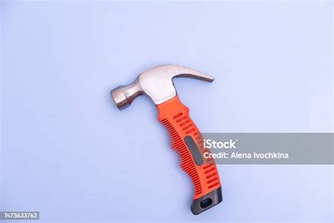 라일락 파란색 배경에 빨간색과 검은색 손잡이가 있는 발톱 망치 건설 도구 0명에 대한 스톡 사진 및 기타 이미지 0명 Diy 가사 집안일 Istock