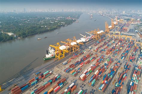 물류 및 컨테이너 화물 선박과 화물의 수송 일출 물류 수입 수출 및 운송 산업 배경에서 조선소에서 작업 크레인 다리 경제에 대한 스톡 사진 및 기타 이미지 Istock