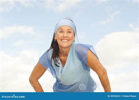Glückliche Attraktive Reife Frau Im Freien Stockbild Bild von gesicht lebensstil