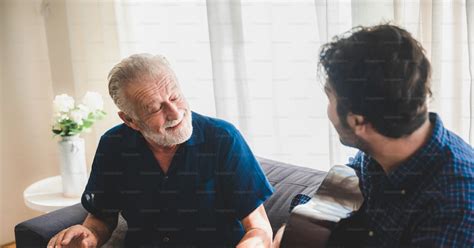 성인 힙스터 아들과 집에서 기타를 연주하고 음악과 함께 즐기는 선배 아버지 사진 Unsplash의 할아버지 이미지