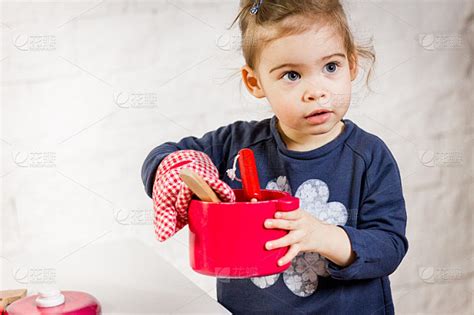 小女孩在玩玩具