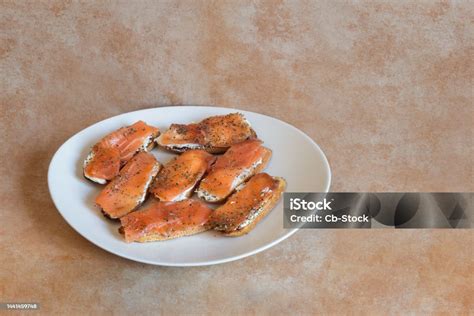 구운 빵과 복사 공간에 치즈와 바질을 곁들인 훈제 연어 카나페로 가득 찬 추상적인 배경의 흰색 접시 0명에 대한 스톡 사진 및 기타 이미지 Istock