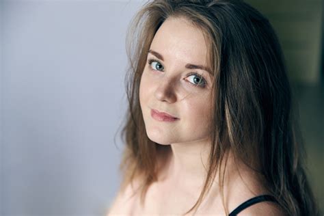 긴 머리와 눈을 표현 하는 젊은 아름 다운 웃는 백인 여자의 자연 채광에서 클로즈업 초상화 귀여운에 대한 스톡 사진 및 기타 이미지 귀여운 긍정적인 감정 표현 러시아