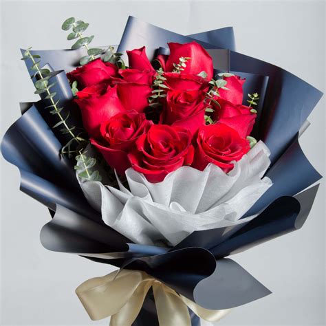 Classic Romance With Ting Red Rose Bouquets