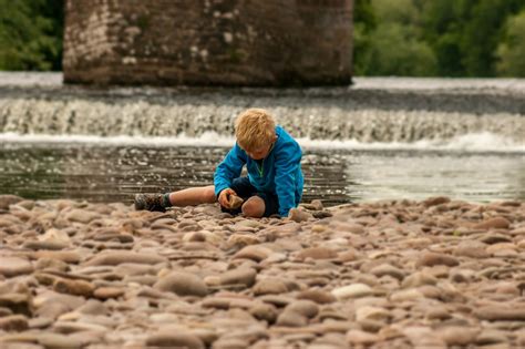 무료 이미지 물 모래 사람들 다리 소년 돌 여름 좌석 공원 어린이 어린 시절 브레 콘 전국의 웨일즈 유아 금발 집중 어린애 같은 스토니