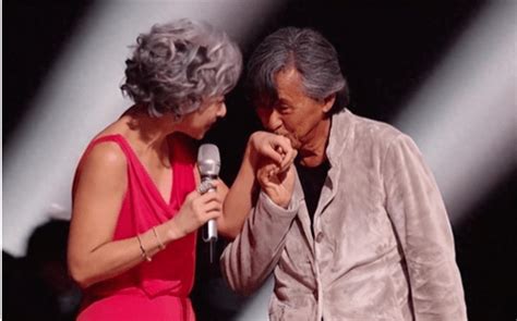 林子祥在儿子婚礼与前妻同框，家庭大合影，叶蒨文刻意避开吴正感情关系