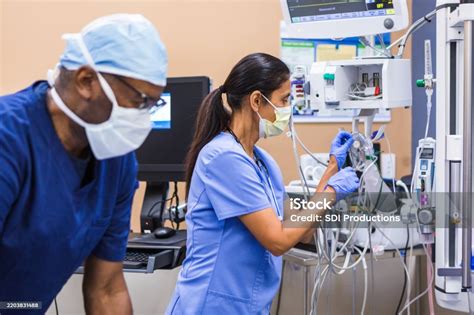 병원에서 의료 장비를 준비하는 두 명의 의료 종사자 50 54세에 대한 스톡 사진 및 기타 이미지 50 54세 55 59세 간호사 Istock