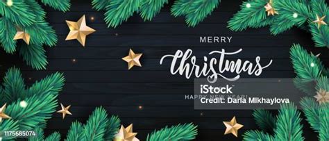 메리 크리스마스 손 문자 텍스트 카드입니다 검은 나무 배경에 별이있는 사실적인 소나무 가지 새해와 크리스마스 휴일 디자인에 대한 타이포그래피 비문 크리스마스에 대한 스톡
