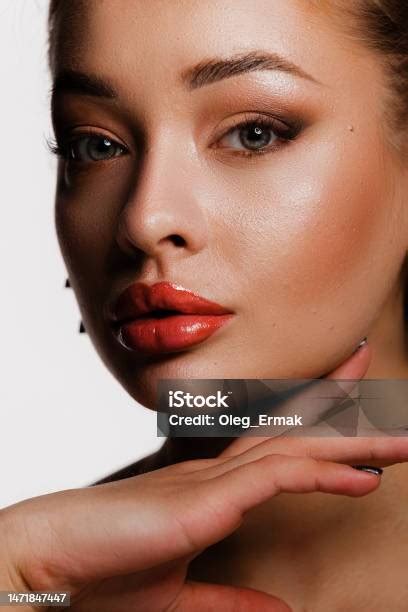 아름 다운 얼굴 금발 여자 모델의 머리와 어깨 만지는 얼굴 건강 하 게 빛나는 얼굴 피부 흰색 배경 위에 서 건강 또는 미용 화장품 광고 20 24세에 대한 스톡 사진 및