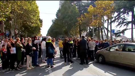 სკოლის აშენების მოთხოვნით თბილისში გზა გადაკეტეს Netgazeti • განათლების სამინისტრო • Netgazeti Ge