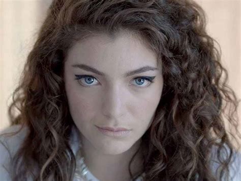 دانلود آهنگ Royals از Lorde با متن و ترجمه مجله علمی تفریحی بیبیس