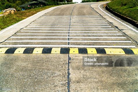 속도 범프 도로와 럼블 스트립 도로 배경 콘크리트 도로 표면에 검은 색과 노란색 속도 범프 라인 도로와 흰색 럼블 스트립 라인 시멘트에 대한 스톡 사진 및 기타 이미지