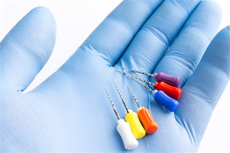 남자 치과 의사의 손에 Endodontic 파일입니다 블루 의료 장갑 들고 Endodontic 파일에에서 의사의 손 Rotary International에 대한 스톡 사진