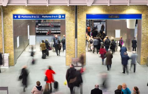 희미함 사조 사람들이 눈비녀골풀 시간 기차역 런던 영국 걷기에 대한 스톡 사진 및 기타 이미지 걷기 공항 금융 Istock