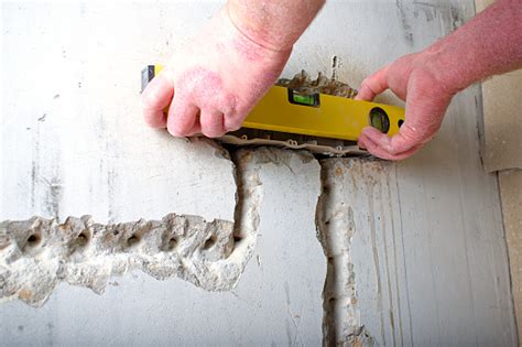 레벨 측정 벽에 플라스틱 소켓 상자를 설치합니다 배선 수리 및 교체 개념 가리기에 대한 스톡 사진 및 기타 이미지 가리기 건설 산업 공사장 인부 Istock