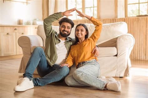 Feliz Jovem Esposa Indiana E Marido Sentado No Chão E Fazendo Telhado