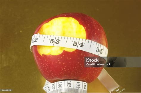 물린 사과 주위에 감싼 측정 테이프 색칠된 배경 다이어트의 개념 0명에 대한 스톡 사진 및 기타 이미지 0명 가냘픈 건강한 생활방식 Istock