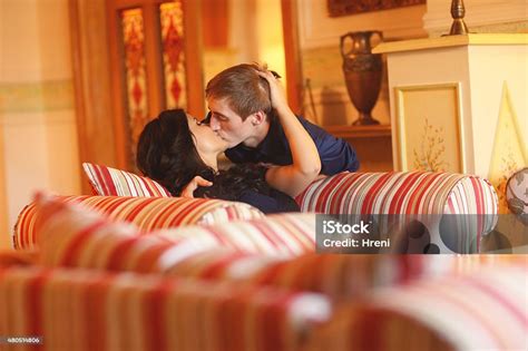 Pasangan Cantik Merangkul Dan Mencium Foto Stok Unduh Gambar Sekarang