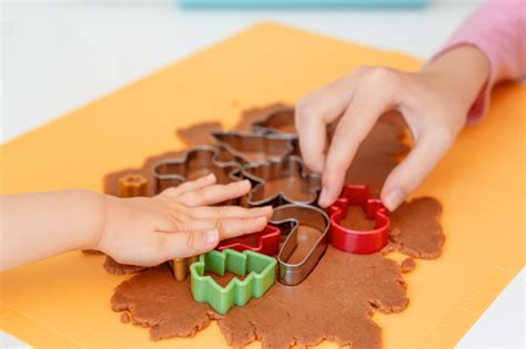 선택적 초점 다양한 크리스마스 쿠키 커터와 진저 브레드 쿠키를 만드는 아이들 진저 브레드 반죽 가족 크리스마스 순간 2명에 대한 스톡 사진 및 기타 이미지 Istock