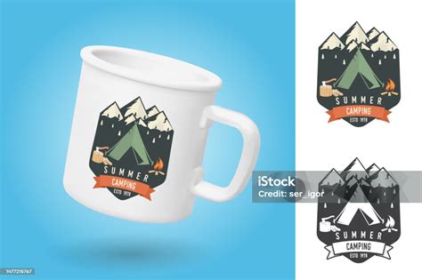 흰색 캠핑 컵 샘플 디자인이 있는 현실적인 머그 모형 템플릿입니다 여름 캠핑 패치 벡터 캠핑카 텐트 캠프 파이어 도끼 및 산