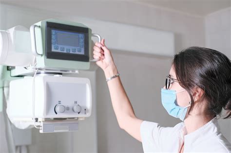 병원 방사선 실 현대 클리닉 사무실에서 X 선 기계를 조정 아름다운 다민족 여성 스캐너를 켜는 방사선 학과의 기술자 35 39세에 대한 스톡 사진 및 기타 이미지 Istock