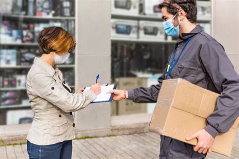 배달 택배는 여성에게 상자를 제공합니다 여자는 패키지에 대한 표지판 2명에 대한 스톡 사진 및 기타 이미지 2명 개념 거리 Istock