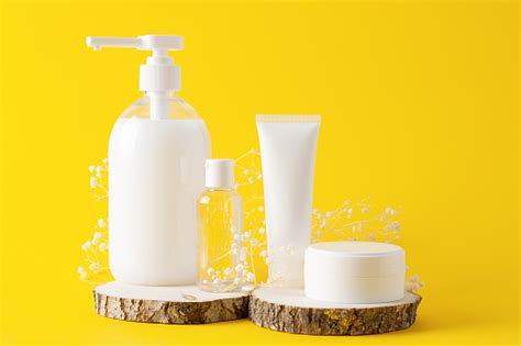 화장품 스킨 케어 제품과 노란색으로 장식되어 있습니다 플랫 레이 복사 공간 건강관리와 의술에 대한 스톡 사진 및 기타 이미지 건강관리와 의술 건강한 생활방식 구도