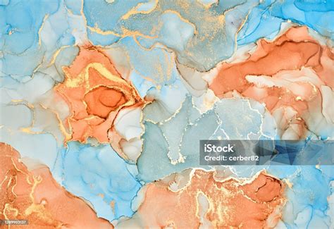 알코올 잉크 기술의 천연 고급 추상 유체 예술 그림 부드럽고 꿈꾸는 벽지 투명한 파도와 황금 소용돌이를 만드는 색상의 혼합물 포스터용 기타 인쇄물 건강관리와 의술에 대한