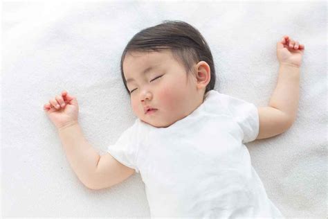 Durasi Jam Tidur Bayi yang Ideal Sesuai Usianya - Hello Sehat