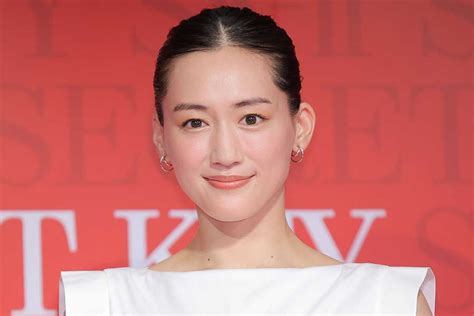 水面に浮かぶ綾瀬はるか、旅の最中で撮られた姿に「たまらん」「潜る寸前まで可愛いなんて」 Encount