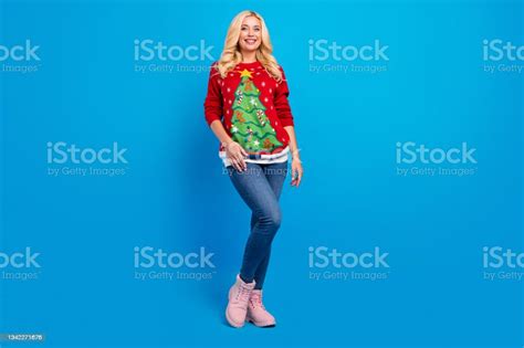 젊은 쾌활한 행복한 여자의 전체 길이 사진 미소 좋은 기분 착용 크리스마스 스웨터 에 고립 된 블루 컬러 배경 크리스마스에 대한 스톡 사진 및 기타 이미지 Istock