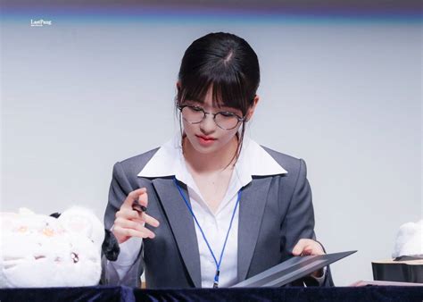 안경쓰고 오피스룩 입은 안유진 비주얼  인스티즈instiz 이슈 카테고리